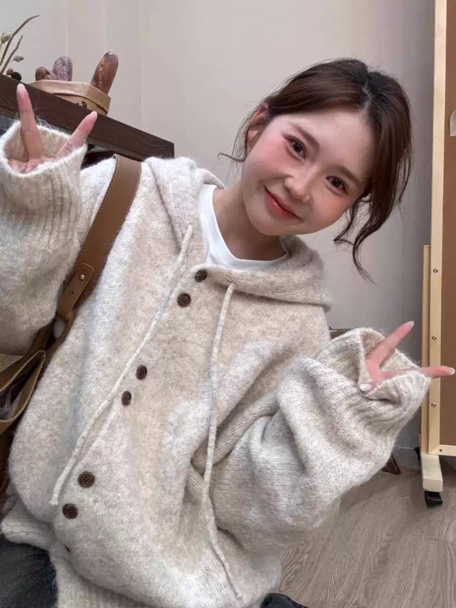 こちらの長袖フード付きセーターパーカーは、ふっくらとした厚手素材で暖かさ抜群。シンプルなデザインにボタンがアクセントを添え、カジュアルでラフなスタイルが楽しめます。メンズライクなシルエットはスポーティーな印象を与え、秋冬のアウトドアや休日の...
