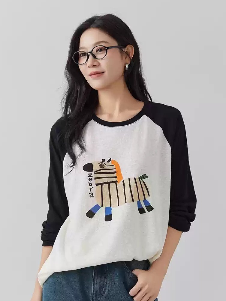 大人可愛いデザインのレディースロンTカットソーが登場しました！長袖のラウンドネックで、中厚手の素材を使用しているため、春や秋の訪れにぴったり。シンプルでカジュアルなスタイルは、通学、お出かけ、公園、休日の普段使いにも最適です。おしゃれを楽し...