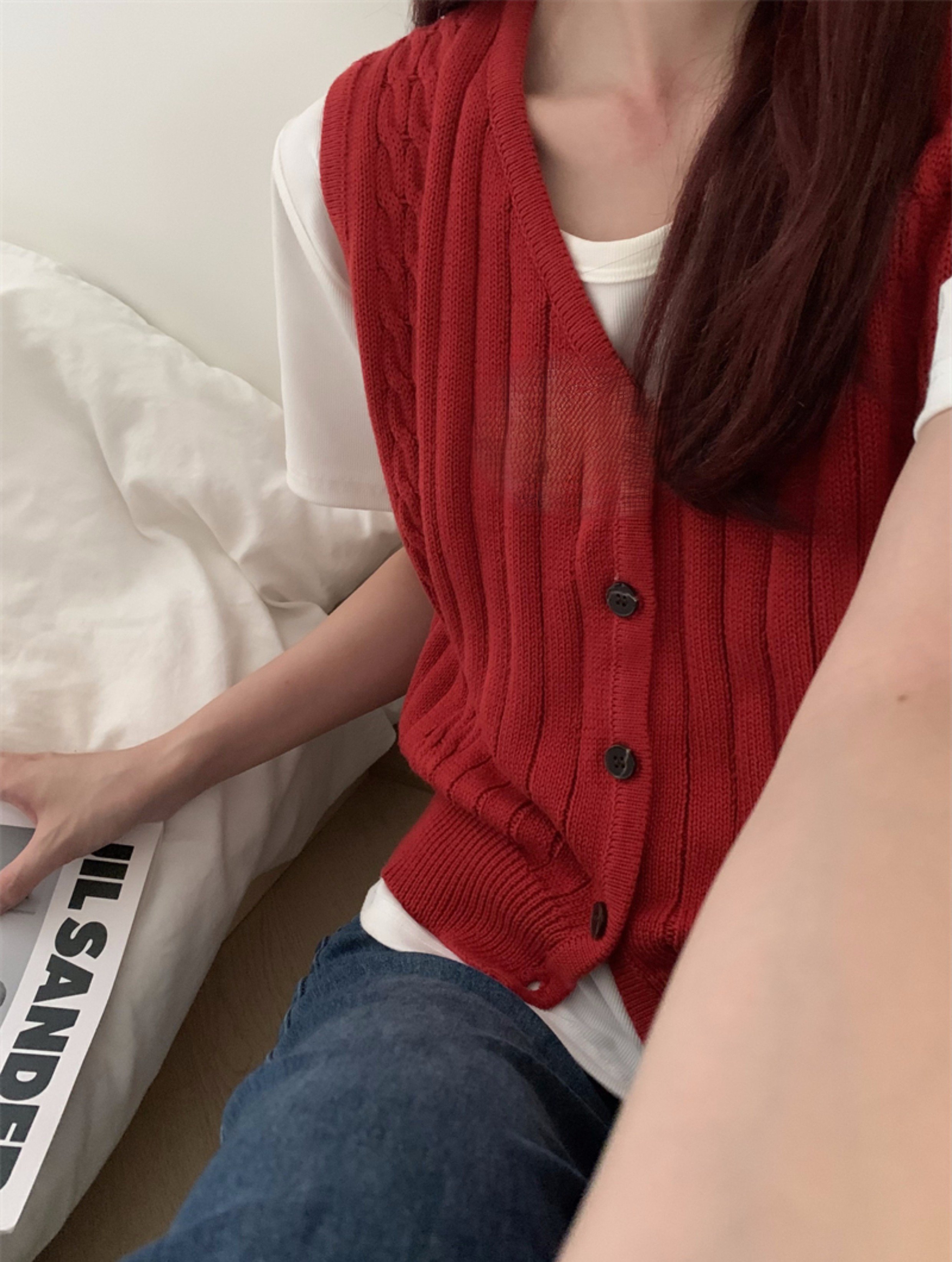 大人のおしゃれにぴったり！シンプルなデザインのレディーストップスベストです。Vネックと前開きのデザインで、抜け感のある印象を与えつつ、カジュアルに楽しめるアイテムです。無地の落ち着いた秋カラーは、通勤や通学、デートからお出かけ、アウトドアや...