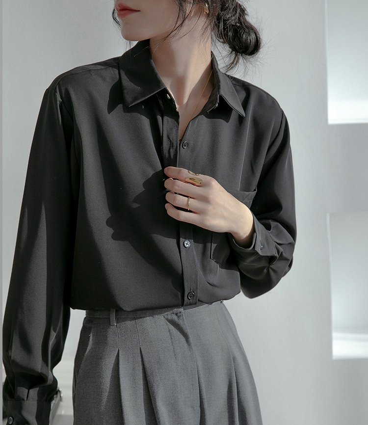 洗練されたシンプルデザインのレディース長袖シャツ。襟付きで、きちんと感がありながらも、カジュアルに着こなせる万能アイテムです。フロントには便利なポケットが付いており、ボタンを使って着脱も簡単。無地のデザインは、春・秋・冬と季節を問わず、通勤...