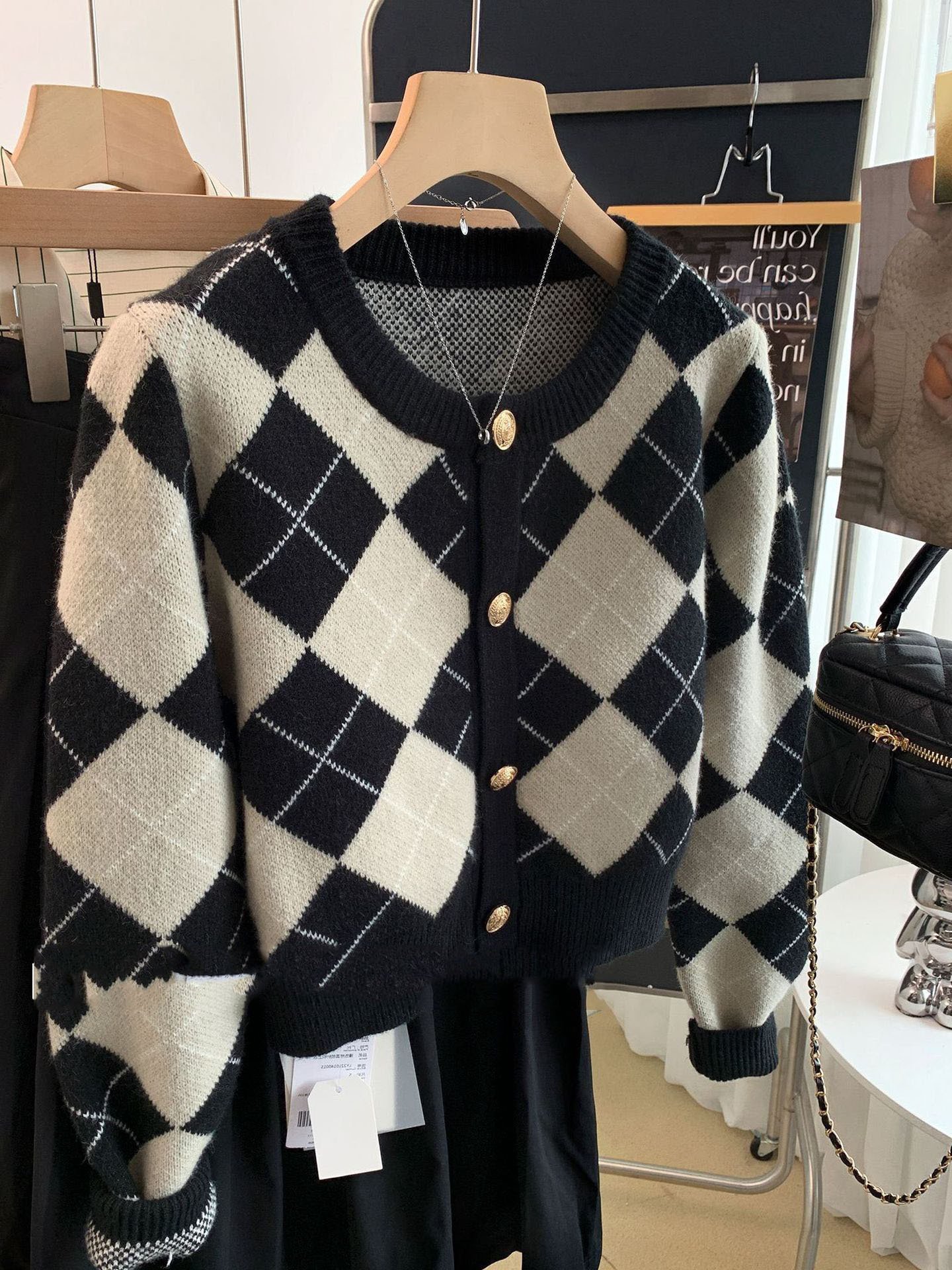 このレディースニットジャケットは、秋冬にぴったりなアイテムです！ラウンドネックのデザインと長袖が、女性らしさを引き立てつつも、カジュアルに着こなせる一着となっています。タータンチェックのパターンが、シンプルながらもおしゃれなアクセントに。暖...