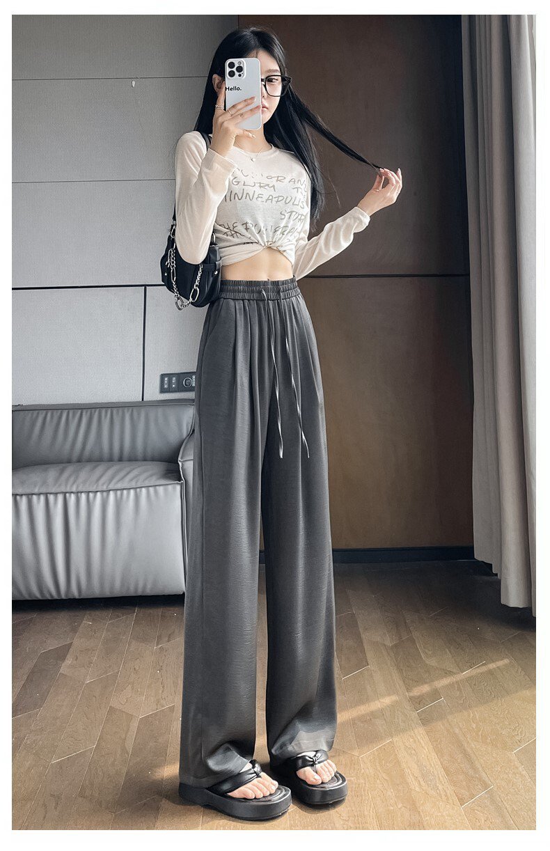 こちらのレディースストレートパンツは、フルレングスのデザインで美しいドレープが特徴です。タックとハイウエストがシルエットを引き立て、イージーウエストとドローコードで快適な履き心地を提供。ポケット付きで実用性も抜群。シンプルで上品な無地のデザ...