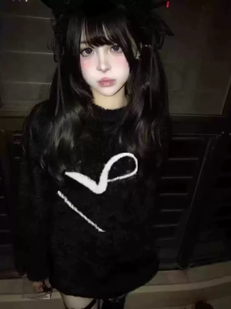 レディース トップス ニット セーターが登場！ふわふわの肌触りと、オーバーサイズデザインが大人可愛い印象を与えます。シンプルながらもおしゃれで、モード系のスタイルにもぴったり。アクセントには可愛いハート柄が施されており、日常のお出かけにも最...