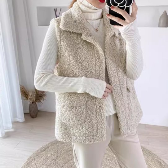 襟付きのカジュアルなラムウールベストボア素材がもこもことしたふわふわ感を演出し寒い季節にぴったりのアウターです色展開 オフホワイト ブラウン カーキ アプリコットサイズ M L XL 2XLサイズ(cm)M /着丈 64 /胸囲 98 /肩...