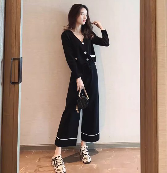 トレンド感漂う大人可愛い2点セットが登場しました！長袖のトップスとパンツのセットです。Vネックで襟なしのデザインが女性らしさを引き立て、ウエストゴムで楽ちんに着られます。シンプルでありながら、おしゃれで上品な雰囲気を演出してくれます。きれい...