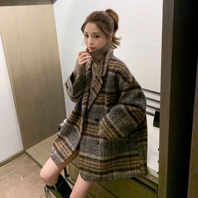 スタイリッシュで上品なミディアム丈のアウター。襟付きで前開きのデザインで、ボタンとポケットも付いてます。カジュアルな要素と女性らしい要素を併せ持ち、大人可愛い魅力を演出します。チェック柄はレトロでこなれ感もあり、個性的な存在感があります。色...