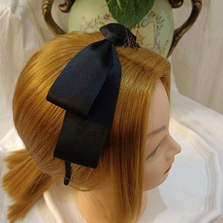 【実寸サイズ(cm)】 サイズ 長さ 幅 リボンの長さ リボンの幅 FREE 38cm 5mm 25cm 4cm ※スタッフによる平置き、メジャー採寸となります。 商品説明 甘めデザインが可愛い、大きなブラックリボンのカチューシャです。 学...