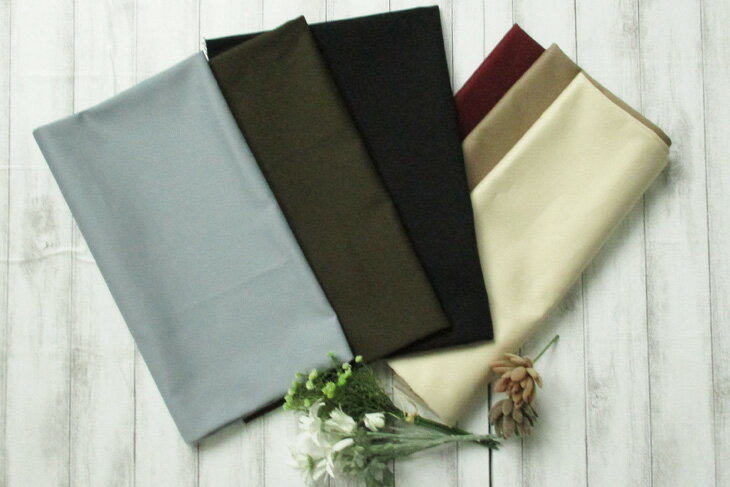 厚手でタフなコットン素材。 ハリのあるしっかりとした風合いで、ボトムに最適な有効巾150CMのカツラギです。 「11395-1」白・ベージュ・ウォームカラー、「11395-2」クール・ダークカラーで展開。 【スペック】混率：コットン100％...