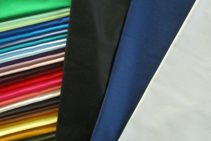 ベーシックなコットン100％の中肉厚カツラギ。 耐久性が高くしっかりとした風合いでハリがありますが、肌ざわりはソフトな素材です。 ボトムのような衣料から、バックなどの雑貨まで様々なシーンにおすすめです。 カラーバリエーションを豊富に取り揃え...