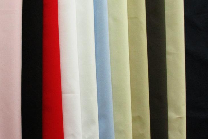 使いやすいW幅のブロード。薄手ながらハリのある風合い。 マットな表面感で、さらっとした肌ざわりの素材です。 衣料から資材まで、幅広くお使いいただけます。 【スペック】混率：コットン100％、巾：146cm使いやすいW幅のブロード。薄手ながら...