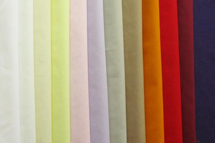 高密度のしっかりとした表面感で、ハリのある中肉厚素材。 カラーが豊富で、衣料から資材まで幅広くお使いいただけます。 【スペック】混率：ポリエステル65％　コットン35％、巾：150cm高密度のしっかりとした表面感で、ハリのある中肉厚素材。 ...