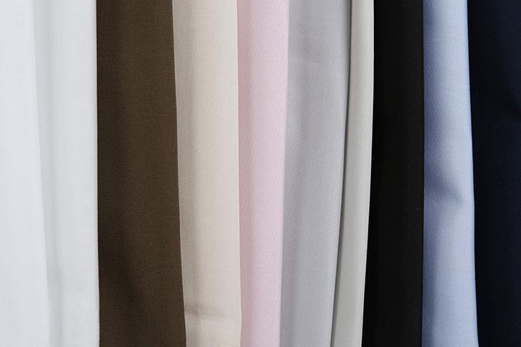 ★★クリックポスト発送1.5m(3個まで)可。最小購入数1m(2個)から★★ 高密度でハリがあり、クリアな表面感。ツヤのある薄手で上品なブロードです。 厚さは薄手のシャツ地ほどで淡色は透け感あり。シャツやシャツワンピースなどにおススメです。...