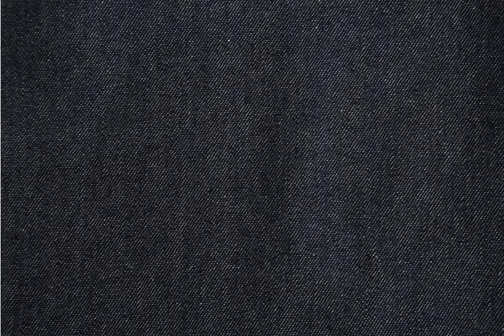 やや薄手のインディゴデニム。かたい風合いで、使用するほど色が落ち、味が出てきます。 こちらの生地にワンウォッシュ加工・ブリーチ加工を施した商品【14199】もございます。 ※両耳（生地端）に多少シワが生じますので、気になる際はお手数ですが、...