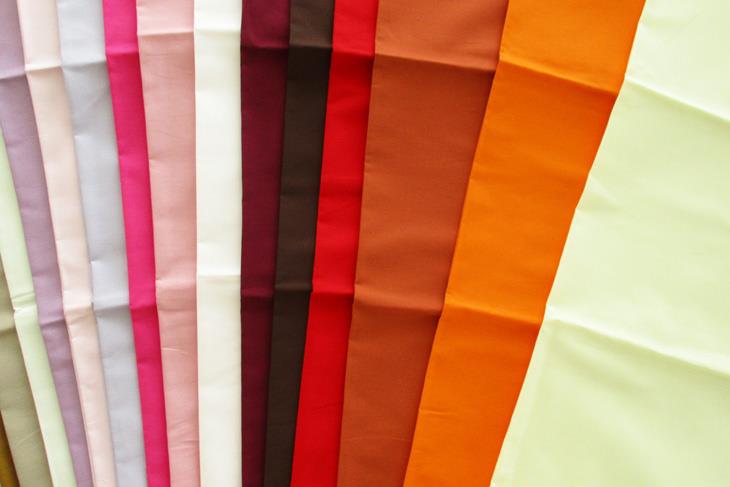 ★★クリックポスト発送1.5m(3個まで)可。最小購入数1m(2個)から★★ 40Sの糸を使用したコットンブロード。 高密度で、薄手ながらハリのある風合いと、さらっとした肌ざわりが特長です。 幅広い用途でご利用いただけます。 多彩なカラーで...