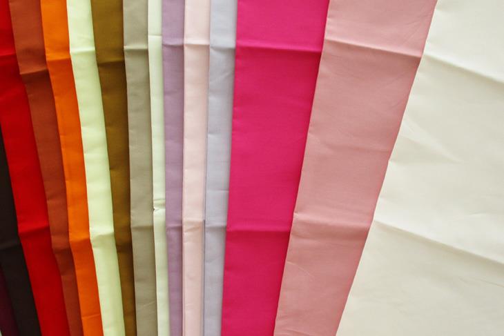 ★★クリックポスト発送1.5m(3個まで)可。最小購入数1m(2個)から★★ 40Sの糸を使用したコットンブロード。 高密度で、薄手ながらハリのある風合いと、さらっとした肌ざわりが特長です。 幅広い用途でご利用いただけます。 多彩なカラーで...