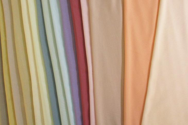 ★★クリックポスト発送1.5m(3個まで)可。最小購入数1m(2個)から★★ 透け感とドレープ感が特徴のふんわり薄手素材。 豊富なカラーで展開しています。 【42209】で検索し、お好みのカラーを探してください。 【スペック】混率：ポリエス...