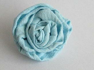 ギフト対応 気品のある高級絹 滋賀・長浜の≪浜ちりめん≫のコサージュです。 上品な大人の女性に　ピッタリです！ カジュアルな装いに♪ 軽快な雰囲気の中にも本絹の高級感がありますね！ 裏側のクリップは2ウェイのクリップですので　バッグや　スト...