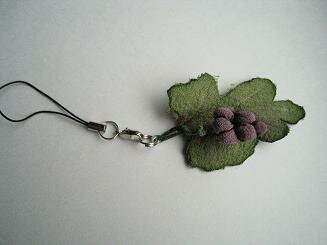 ギフト対応 珍しい葉型がカワイイ❤携帯のストラップが ちりめん染花から生まれました♪ ちりめんの風合いが優しい肌触りです。 ちりめんの糸が　チラチラ出ているところも手作り感たっぷり！ 実を結んだ果実がキュート❤ ...