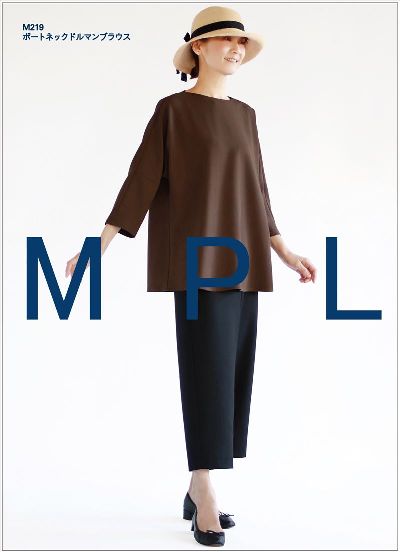 タイプ：大人(身長160cm前後、バスト75-104cm) 身頃続きのドルマンスリーブで袖幅、身頃にゆとりがあるブラウス。 裾にかけて緩やかなフレアーシルエットで、気になる腰まわりが隠れる着丈。 ボートネックは横に広く、浅めの衿ぐりのライン...