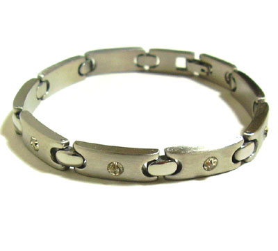 人気のスティールアクセサリー メンズブレスレット。※画像をクリックすると拡大してご覧いただけます 商品詳細 ・素材ステンレススティール、他・サイズ長さ約20.5cm、幅約0.8cm・備考アクセサリーケース付き　