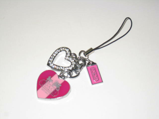 コーチのハートとオープンハートが2ヶ付いた携帯ストラップ。コーチ直営アウトレット商品です。※画像をクリックすると拡大してご覧いただけます　商品詳細・素材メタル、ラインストーン他・サイズ全長9cm、ハート約H2×W2.3cm・カラーシルバー×...