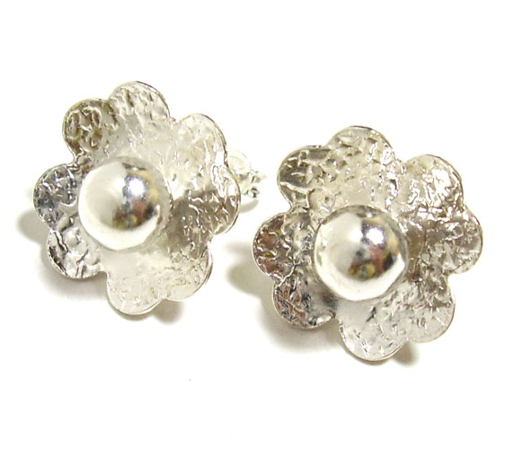 キュートなフラワー型の大きめシルバーピアス。耳元で存在感たっぷり♪普段使いに、プレゼントにどうぞ！大きめサイズですが、軽い作りです。イタリアのNICOL社の製品（イタリア製）、一点一点職人によるハンドメイドです。※画像をクリックすると拡大し...