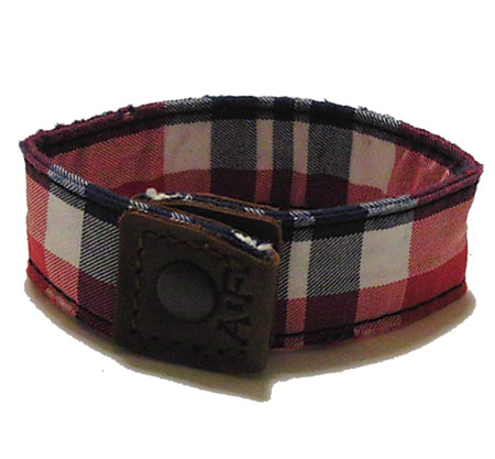 アバクロのブレスレット。スナップ部分にさりげなくロゴ入り。デストロイド加工有り。ユニセックスで使えます。※画像をクリックすると拡大してご覧いただけます　商品詳細・素材コットン、革・サイズ全長21cm、手首周り約18cm、幅約2.2cm・カラ...