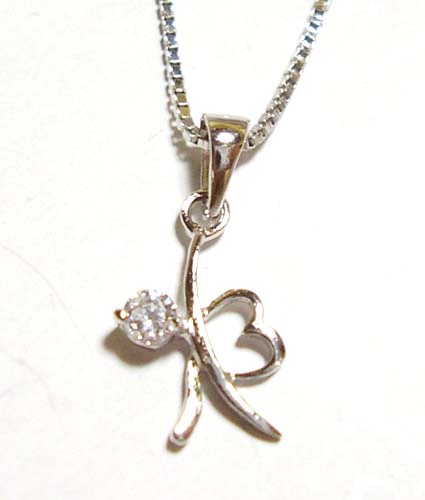 結び目のようなキュートなデザイン。 小さめのキュービックジルコニアが輝きます☆ 毎日着けられるデザインで、プレゼントにも最適です！ この商品はイタリアのNICOL社の製品です（イタリア製）。 一点一点職人によるハンドメイドです。 ※画像をク...