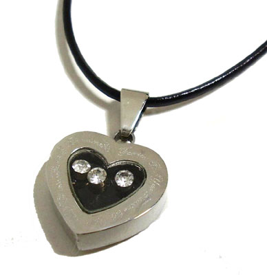 人気のスティールアクセサリー。ハートの中に3粒のジルコニア入り。表面にメッセージ入り。※画像をクリックすると拡大してご覧いただけます 商品詳細 ・素材スティール・サイズトップ約H1.9×W2.0cmチョーカー紐長さ約45cm・備考アクセサリ...