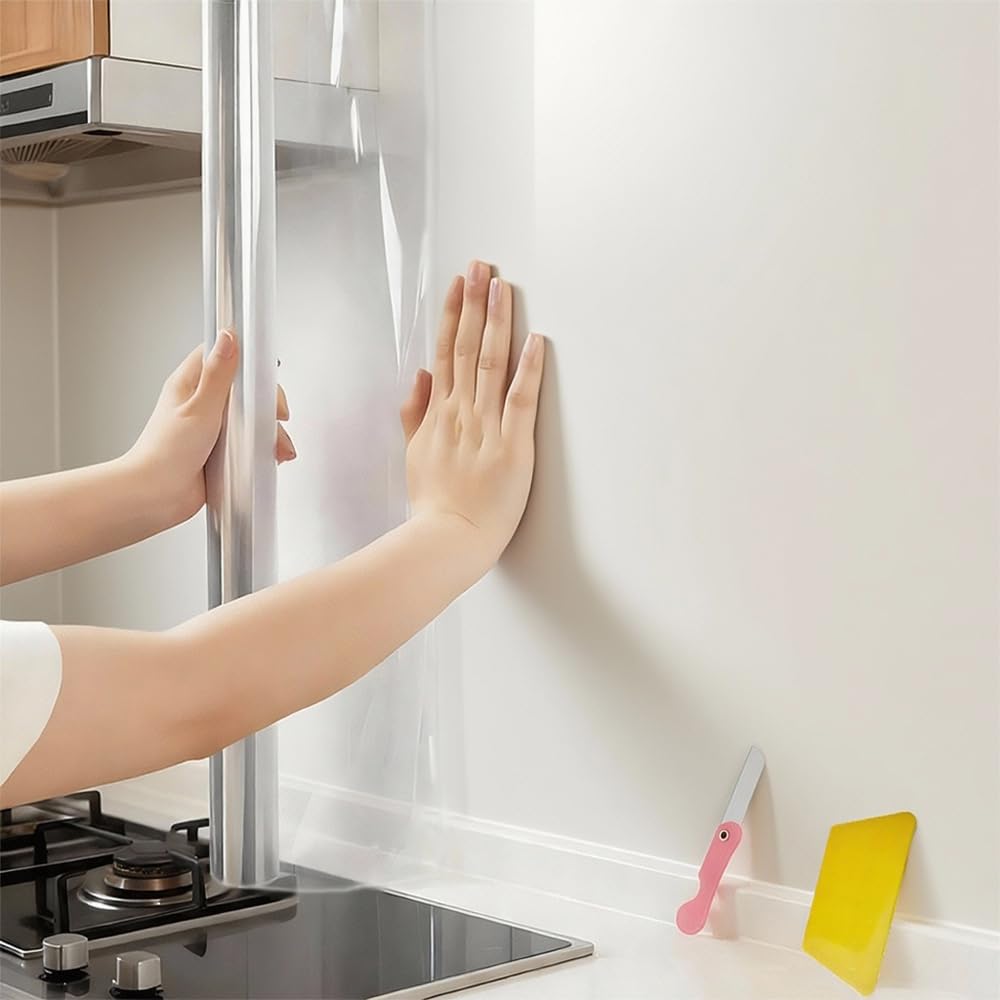 · 【製品仕様】サイズ：約45cm×3m（厚さ約0.1mm）、ツール付き。高透明度の壁紙保護シートで、壁紙のデザインを隠さずしっかり保護します。自由にカットできる壁紙シールタイプなので、必要な長さに合わせて簡単に調整可能です。· 【高品質素...