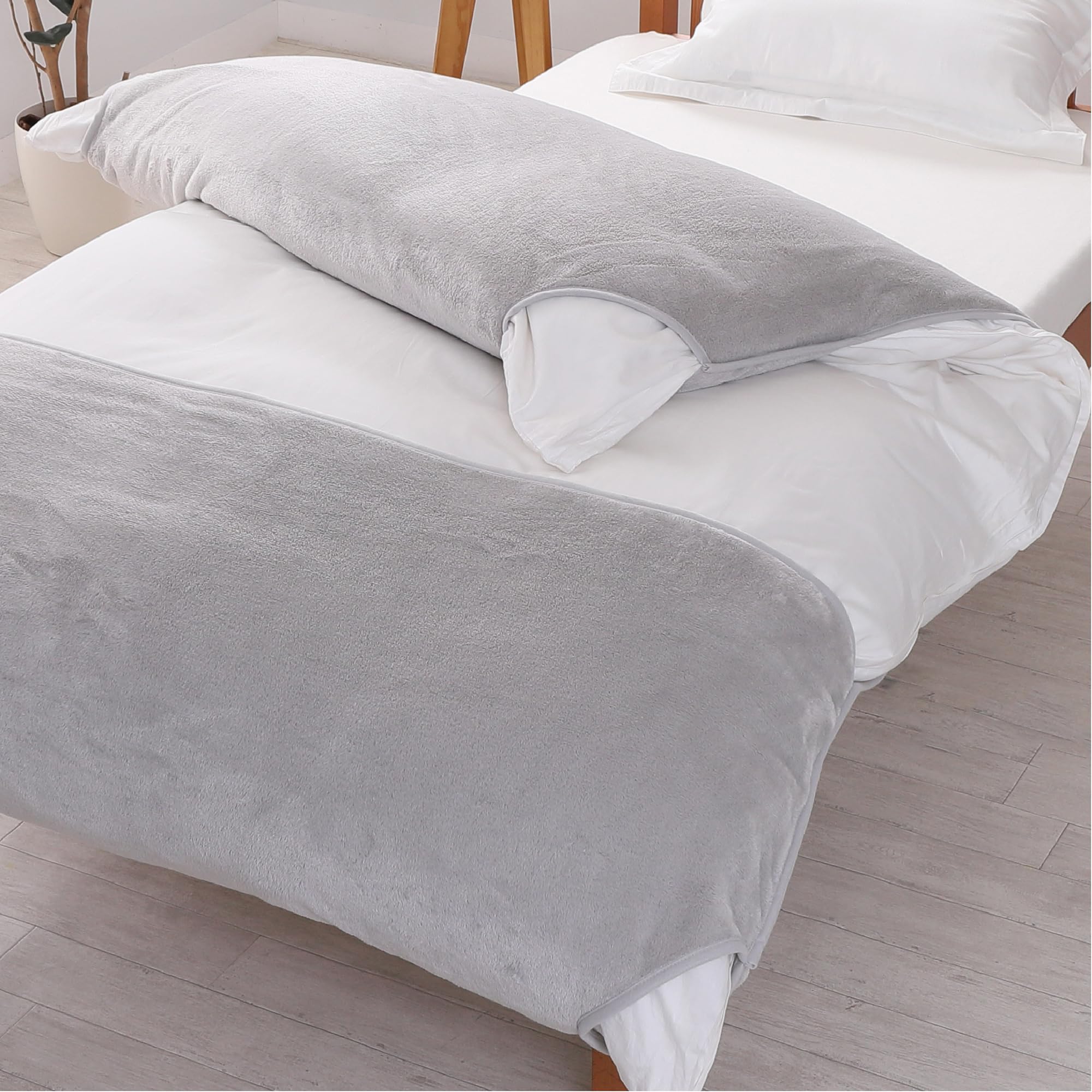 サイズ:140X210cm パイル糸(毛羽部分):ポリエステル100% 地糸:ポリエステル55% レーヨン45% 生産国:中国 寝ている間に毛布と布団がズレてしまう、カバーと毛布のセットやお手入れが大変。そんな方におすすめの、毛布がそのまま...