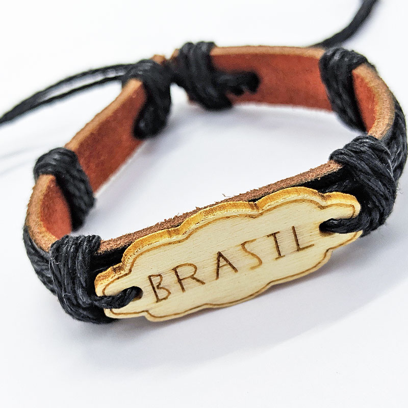 BRASILウッドプレートコードブレスレット &nbsp; ナチュラルな風合いのウッドプレートにBRASILの文字をデザイン。 ブラックカラーのコードできりっと引き締めたコードがかっこいいアイテム。 お好みのサイズ感に紐で調整できるので、つ...