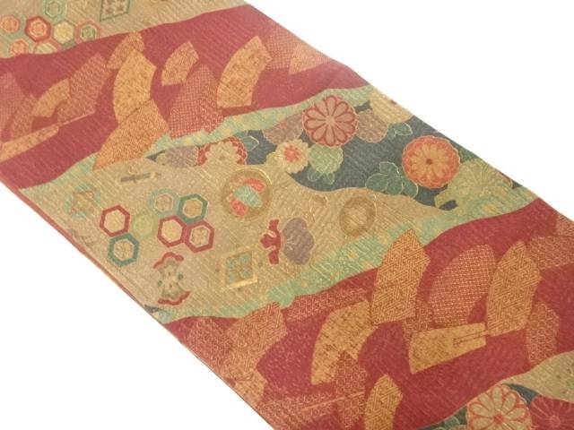 ＜帯サイズ＞（単位：cm） 長さ 440 幅 31 時代 現代(1989 - ) 状態 非常によい 素材 正絹 色目 濃い赤茶 【商品説明】 裏面に薄アクがあります。 状態は大変良いです。 着用可能です。 採寸：検品：花内・川上　撮影：花内...