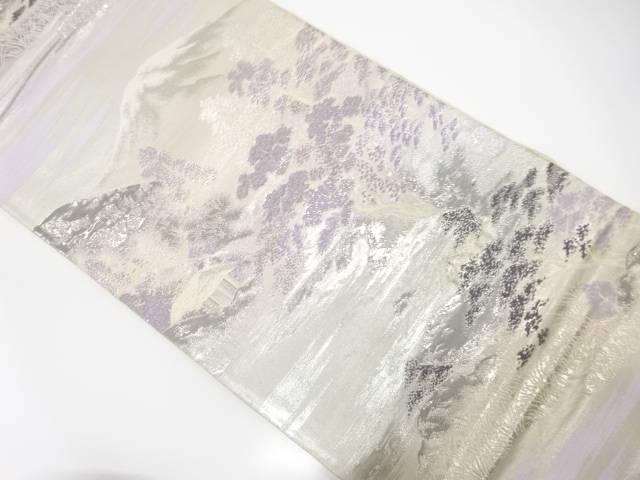 ＜帯サイズ＞（単位：cm） 長さ 424 幅 31 状態 非常によい 素材 正絹 色目 銀 【商品説明】 状態は大変良いです。 材料としては十分お使い頂けます。 材料用の出品となりますので、薄アク、糊アク、薄やけ、くすみなどがあります。 力...