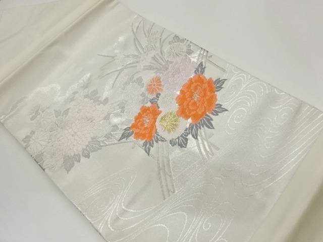 ＜名古屋帯サイズ＞（単位：cm） 太鼓部分長さ 112 太鼓部分幅 31.5 前部分長さ 249 前部分幅 16 時代 現代(1989 - ) 状態 非常によい 素材 正絹 色目 銀 【商品説明】 帯幅部分と裏面に数点の小さな薄くすみがあり...