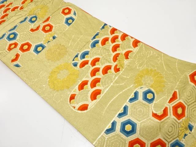 ＜帯サイズ＞（単位：cm） 長さ 400 幅 30.5 状態 非常によい 素材 正絹 色目 金 【商品説明】 帯幅部分折れ山線にスレ、無地部分にくすみがあります。 帯裏に点くすみがあります。 状態は大変良いです。 着用可能です。 採寸：検品...