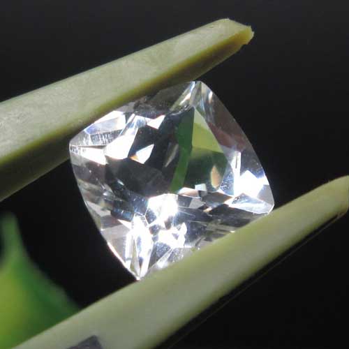 商品名 ☆ゴシェナイト　ルース 1.26ct　6.8×6.8mm前後　 Himalaya.Pakistan 説明　 ゴシェナイトは、エメラルドやアクアマリンと同じベリル（緑柱石）グループに属する宝石で、 その中でも 発色要因となる不純物をほ...
