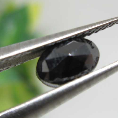 商品名 ☆ブラックダイヤモンド　ルース 0.62ct　6.2×4.1mm前後　 Zimbabwe 説明　 ブラックダイヤモンドの魅力は、その色の由来や希少性だけでなく、結晶内部に宿る複雑な構造が生み出す独特の存在感にもあります。黒色をもたら...