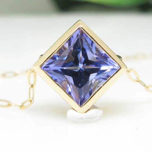 商品名【希少石】 ☆タンザナイト　スクエア　ペンダントトップ　(ゾイサイト）　チェーンは別売りサイズ素材：18金ゴールドフレーム込み約6.3×6.3×4ミリ 波動 &nbsp;　かの有名なティファニー社の社長が「タンザニアの夜」という商業名...