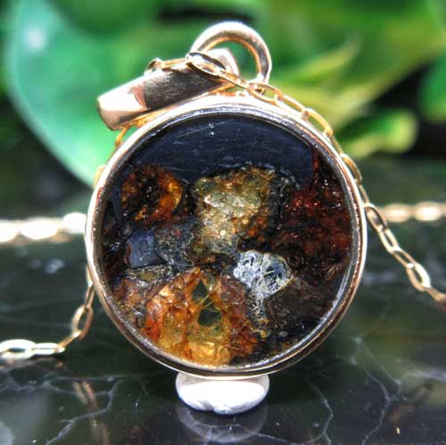 商品名【隕石　ケニア】 ☆パラサイト・セリコ　ペンダントトップチェーン別売り〈br〉サイズ約13mm前後素材：18Kゴールド 　　波動 　　　説明　 ※天然石にはインクルージョン（内包物）クラック、多少の欠けなどが入るものがあります。ご了承...