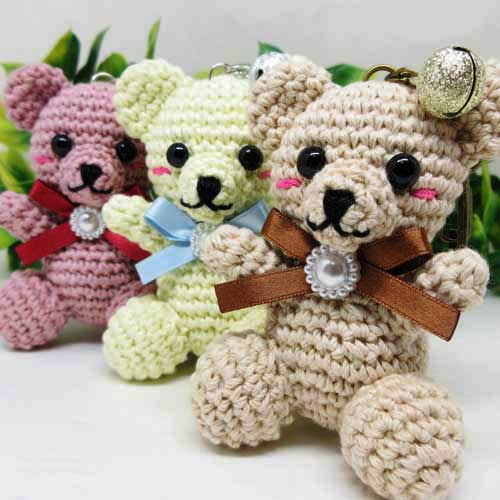 しっぽっぽシリーズ 商品名 ☆くまのん　あみぐるみキーホルダー サイズ　 最大約8×5.5×4センチ（あみぐるみのみ）石の種類 ・ブラウンベア― ・イエローベアー ・ピンクベア― 説明 　 「しっぽっぽシリーズ」のくまのん手編みあみぐるみキ...