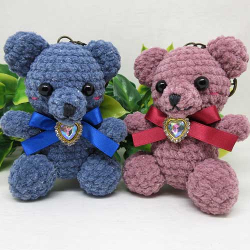 しっぽっぽシリーズ 商品名 ☆くまのん　あみぐるみキーホルダー サイズ　 最大約8.2×6.2×4.8センチ（あみぐるみのみ） ・ブルーベア― ・ローズベアー 説明 　 「しっぽっぽシリーズ」 森の奥でひっそりと生まれた、ブルーとローズ。 ...