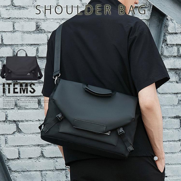 程よい大きさで使い勝手の良いショルダーバッグ。メンズ、レディース問わずユニセックスに使えます。 サイズ:縦 28cm 横 35cm マチ 9cm 素材 / ナイロン 外側:zipポケット×1 内側:zipポケット×1&amp;#44;仕切り...