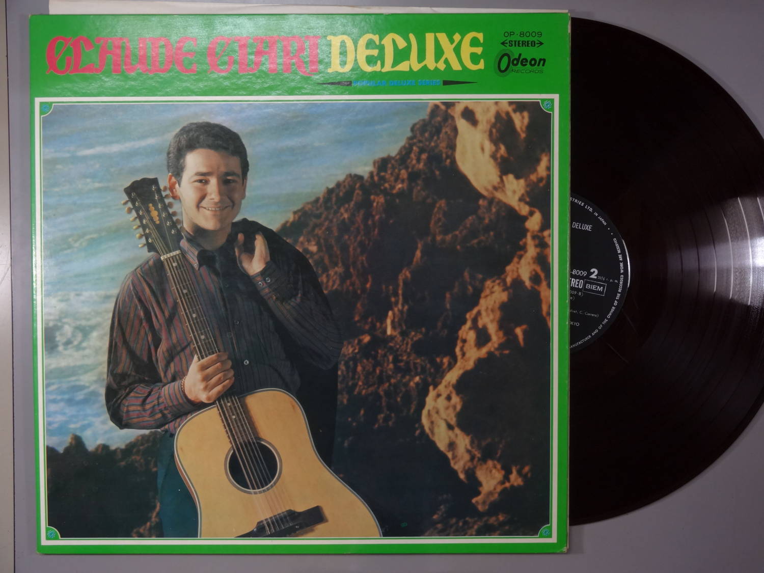 商品情報【種別／分類】LPレコード／ギター【アーティスト】クロード・チアリ【タイトル】デラックス【発売会社／企画番号】東芝音工／OP-8009【定価】1800【帯】なし【ジャケ】並（E-）／見開きジャケ、内側にシミ点【歌詞カード】---（見...