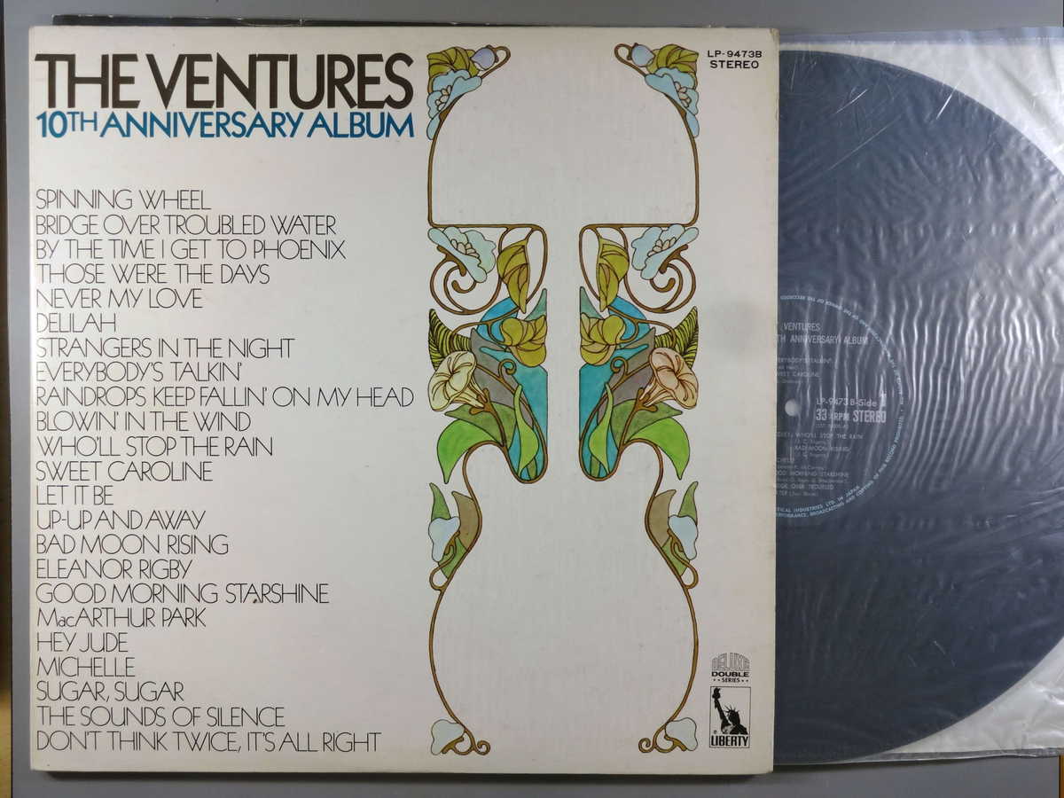 商品情報【種別／分類】LPレコード／エレキギター【アーティスト】ベンチャーズ【タイトル】10周年記念アルバム (2枚組)【発売会社／企画番号】東芝音工／LP-9473B【定価】3000【帯】なし【ジャケ】良（E）／見開きジャケ、軽シミ点少【...