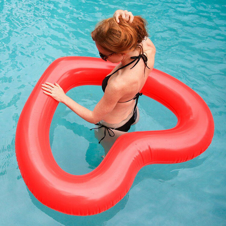 プールや海で目立つこと間違い無し？！ オシャレなハート型の浮き輪。 【内径】 約75×50cm 【外径】 約110×100cm 【材質】 PVC ※説明書は外国語となります。 ※配送または仕入状況により商品の箱に凹み、スレ等がある場合がござ...