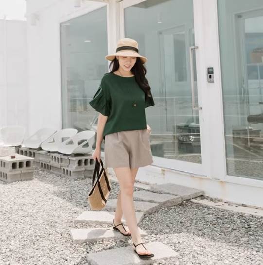 **大人可愛い！レディース ショートパンツ **軽やかなリネン素材を使用した、膝上丈のショートパンツです。シンプルなデザインながらも、リネン素材がフェミニンな印象を与え、どんなコーディネートにも合わせやすいアイテム。ハイウエスト＆ウエストゴ...