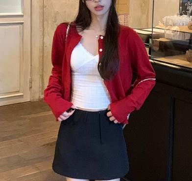 春夏にぴったりの軽やかな生地感は、カジュアルからレトロ、さらにはクラシカルな雰囲気まで幅広く楽しめます！ショート丈で、スカートやパンツとのコーディネートがしやすく、日常使いからデート、お出かけ、さらにはアウトドアまでシーンを選びません。色展...