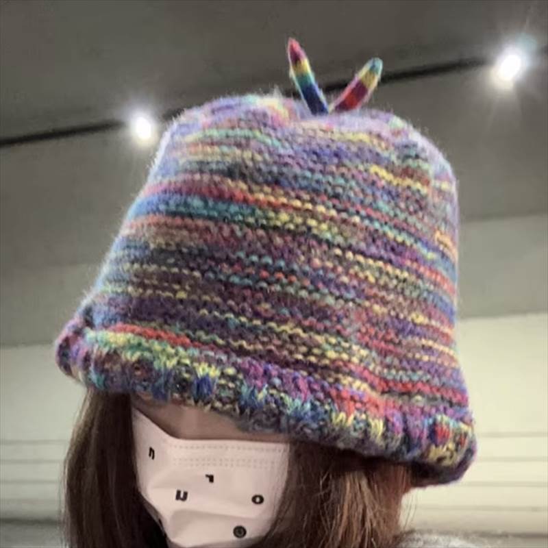 大人可愛い雰囲気を演出する、個性的なレディースニット帽。切り替えデザインと編み込み技術が融合したこのアイテムは、シンプルながらも存在感抜群。厚手のニット素材は、伸縮性に優れており、寒い季節でも暖かさを保ちながらお洒落を楽しむことができます。...