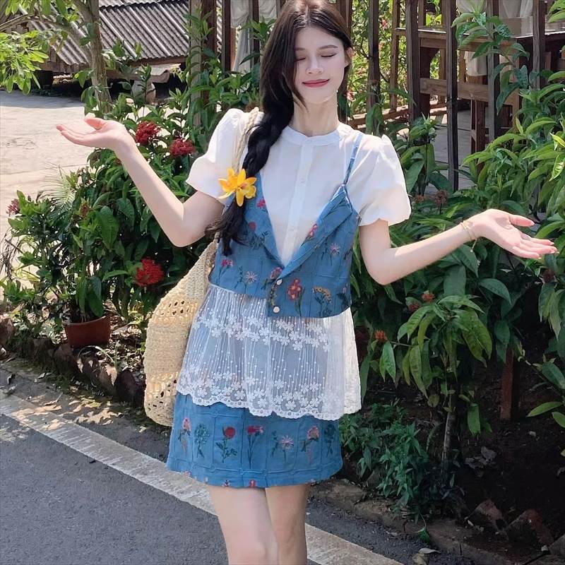 この「2点セット セットアップ」は、シンプルでありながらも大人可愛い印象を与えるブラウスとミニスカートの魅力的なコンビネーションです！半袖のクルーネックブラウスは、前開きボタンデザインで、通勤やデートなど幅広いシーンで活躍します。また、ウエ...